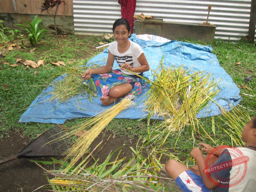 How to Make a Tongan Broom - Tonga Time